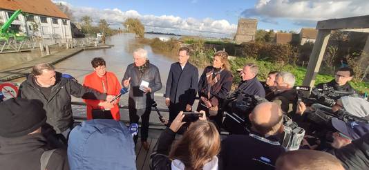 LIVE WATEROVERLAST WESTHOEK. Water trekt stilaan weg door droger weer ...