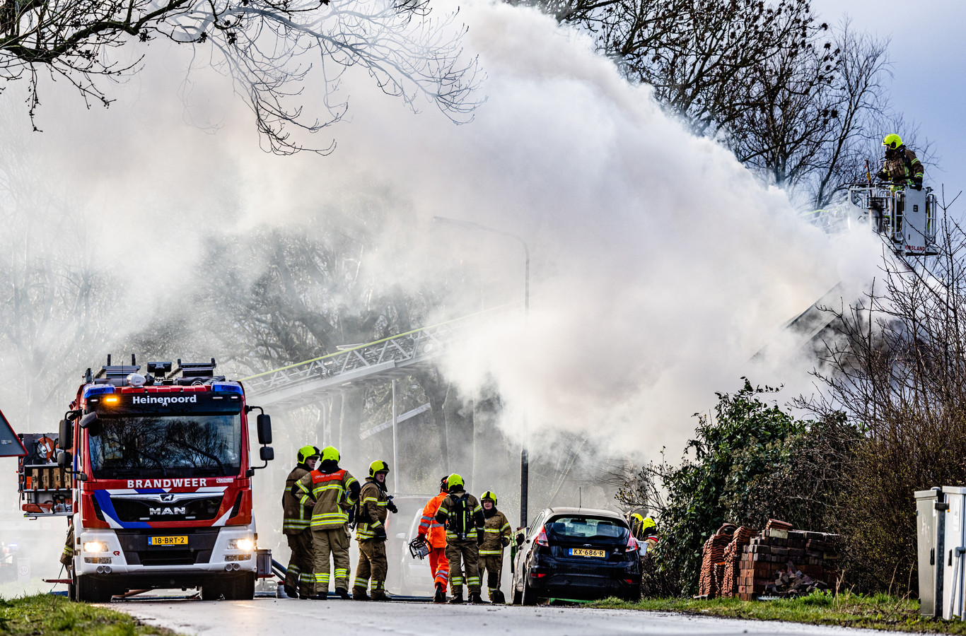 Veel rookontwikkeling bij uitslaande brand aan de Blaaksedijk in ...