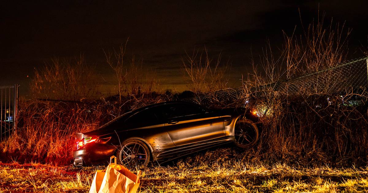 Bestuurder vliegt uit de bocht in Dorst en rijdt zijn dure BMW in de ... Bestuurder vliegt uit de bocht in Dorst en rijdt zijn dure BMW in de ...