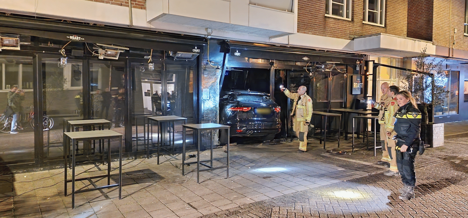 Man rijdt met auto restaurant binnen: ‘Hij stond eerst met hakbijl op ...