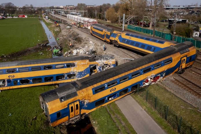 ProRail: Kraan die betrokken was bij treinongeluk Voorschoten kwam te vroeg op of bij spoor ...