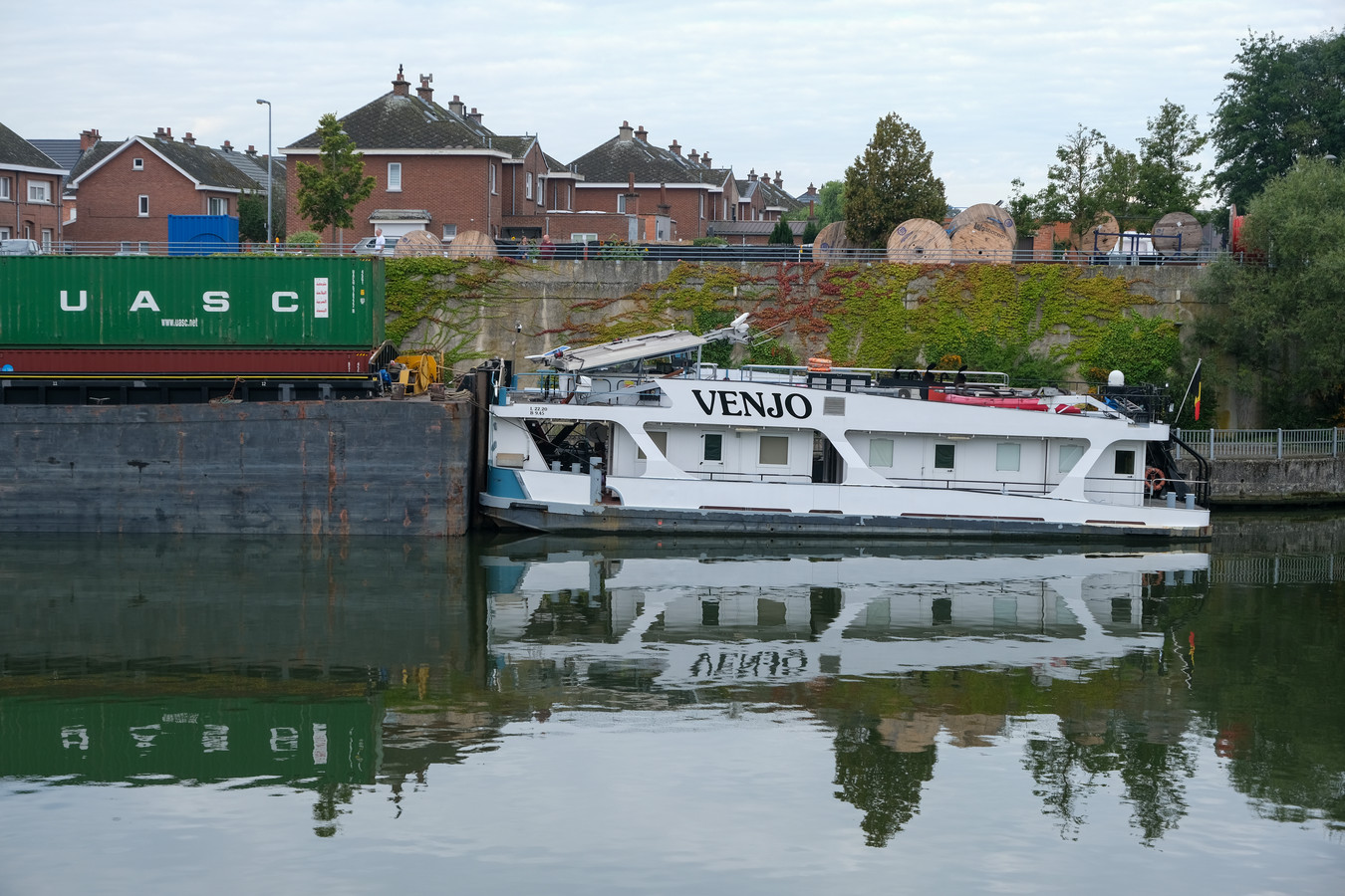 Zelfde containerschip vaart voor derde keer tegen brug op kanaal tussen ...
