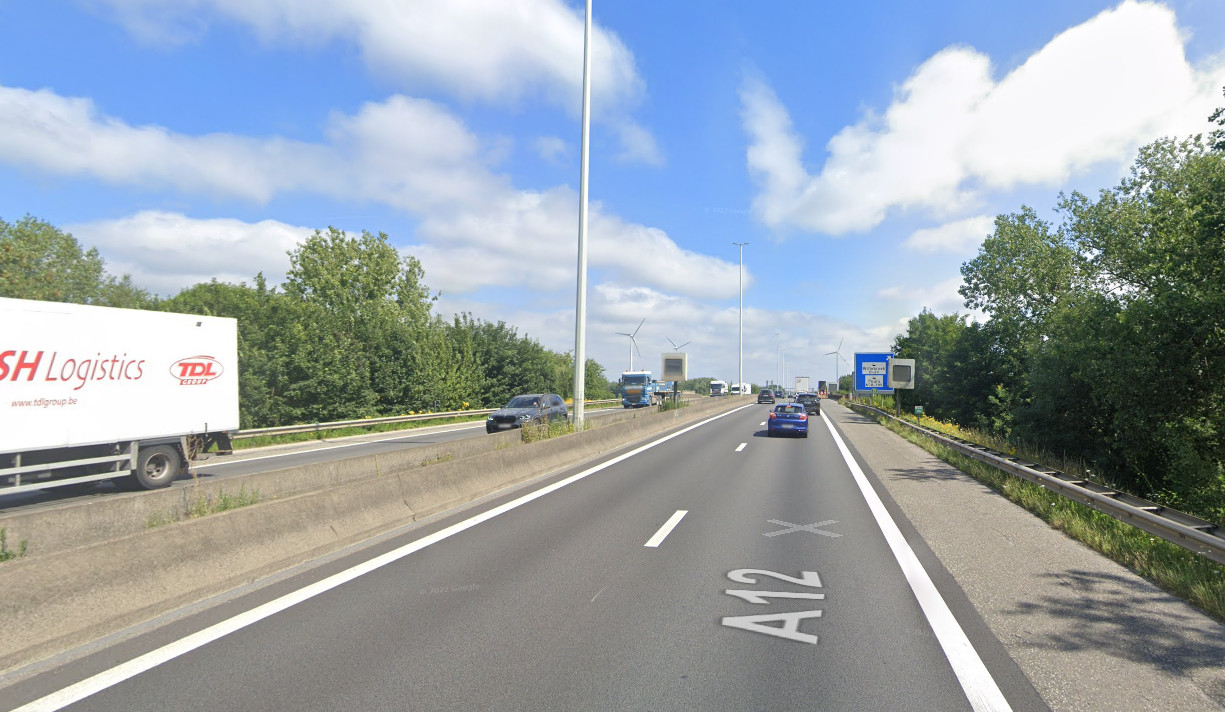 Half uur aanschuiven op A12 richting Brussel door defect voertuig ter ... Half uur aanschuiven op A12 richting Brussel door defect voertuig ter ...
