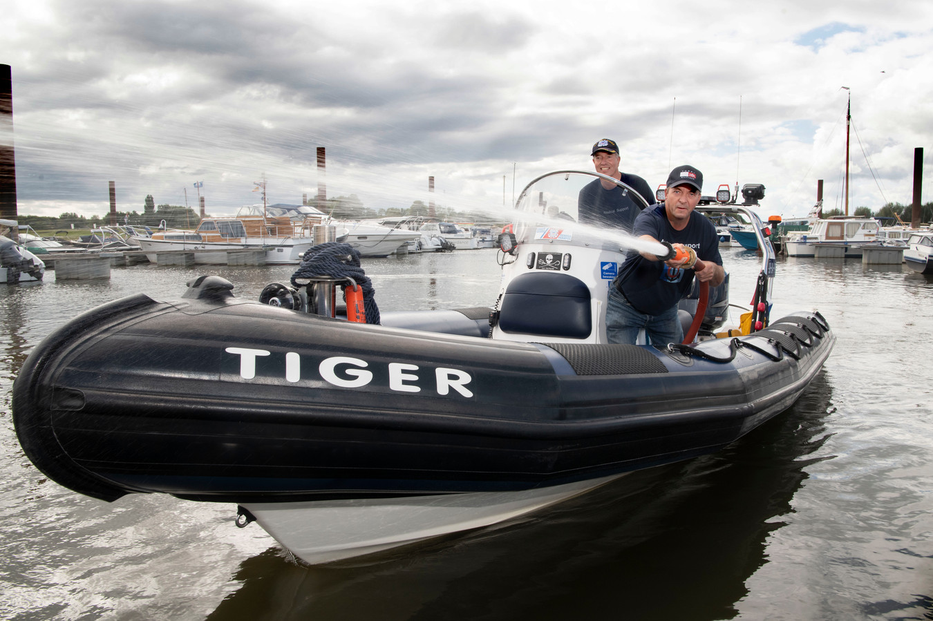 Met hun zelfgebouwde reddingsboot zijn Rien en René ieder vrij uurtje ...