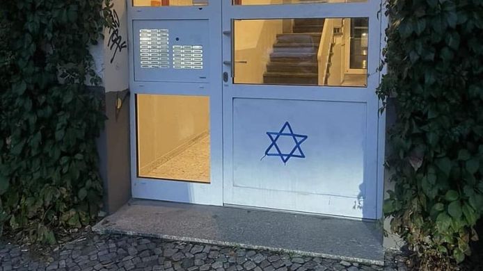Onbekenden spuiten Davidster op deuren in Berlijn, politie opent ...