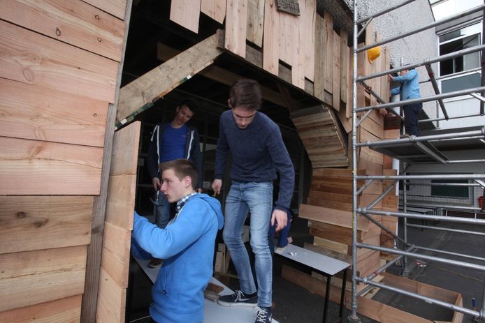 Leerlingen bouwen Menenpoort na | Menen | hln.be