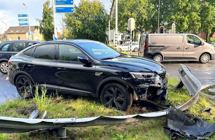Auto ramt vangrail na klapband op N65 bij Vught | Vught | bd.nl