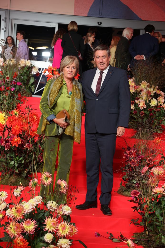 IN BEELD. Freya Van den Bossche brengt vriendin Eva mee naar opening ...