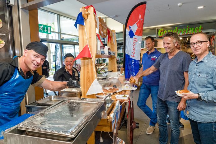 Zoetermeerse visboeren vieren feest met nieuwe haring | Zoetermeer | AD.nl Zoetermeerse visboeren vieren feest met nieuwe haring | Zoetermeer | AD.nl