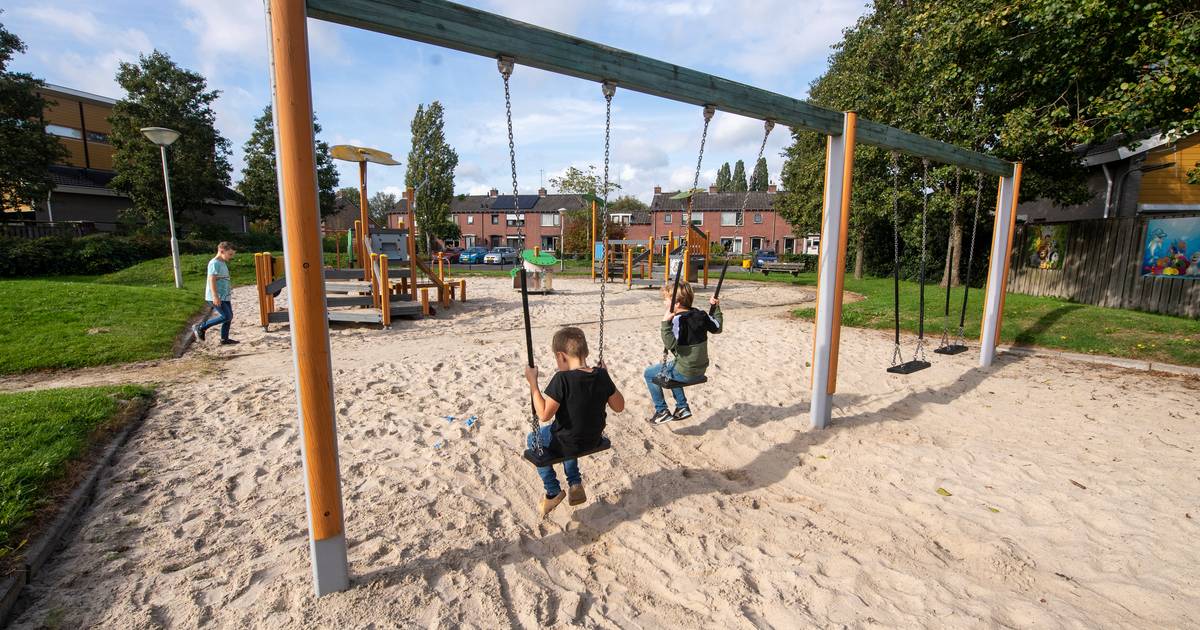 Gerrit uit Vroomshoop freest zelf scherpe randjes weg in speeltuin; laat Mijande de boel ...
