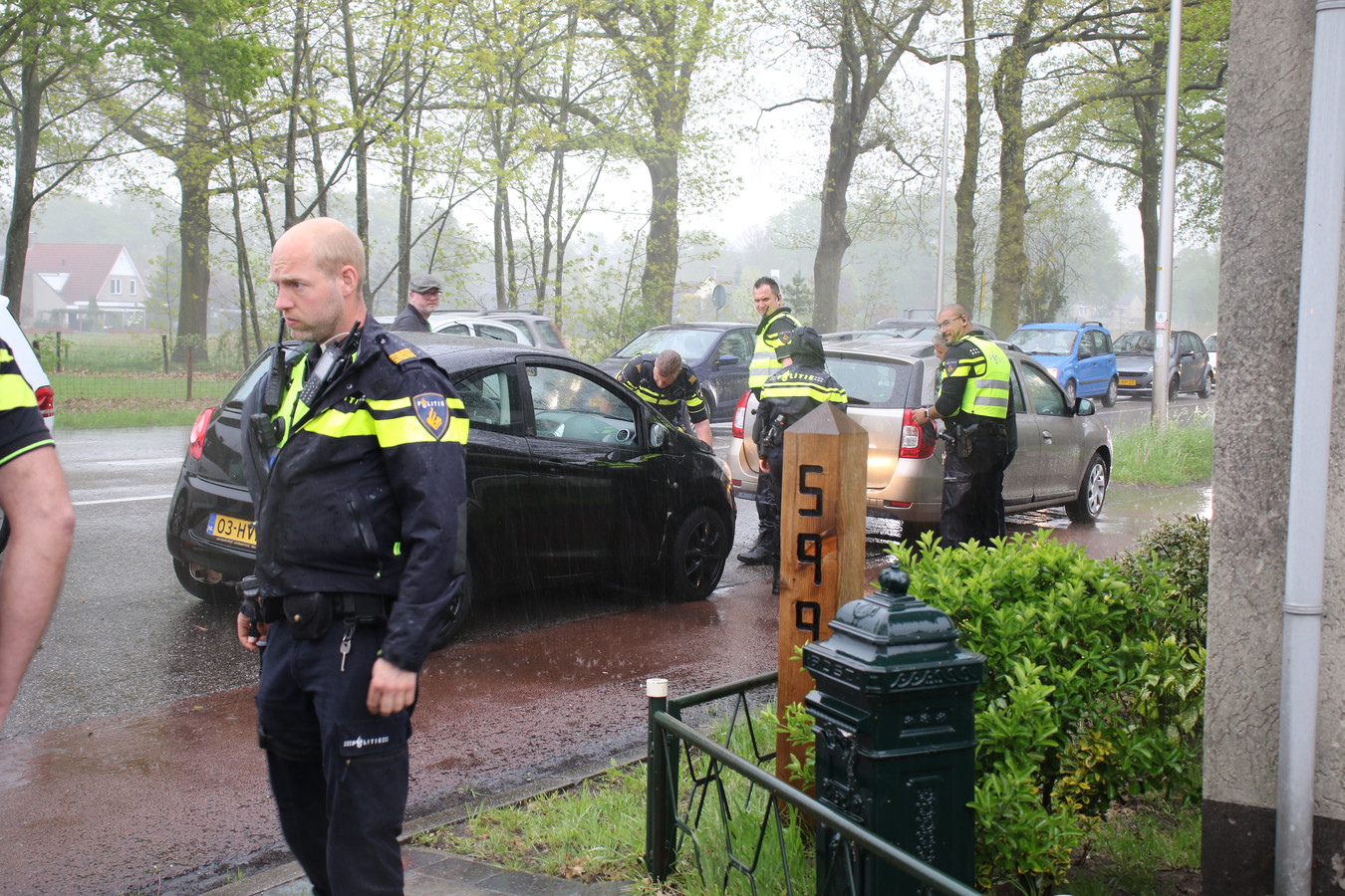 Verkeersruzie in stromende regen in Enschede loopt uit de hand, politie ...
