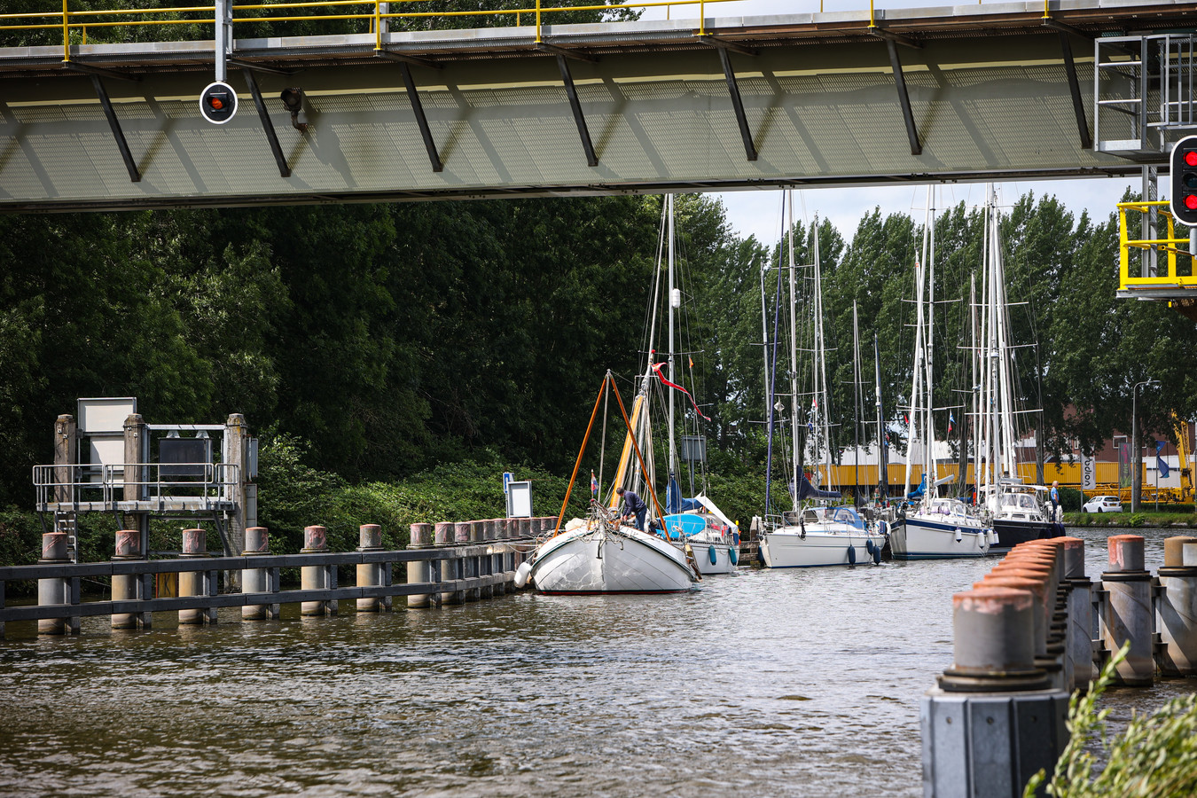 Scheepvaart gestremd nadat Goudse spoorbrug niet meer opengaat, diverse ...