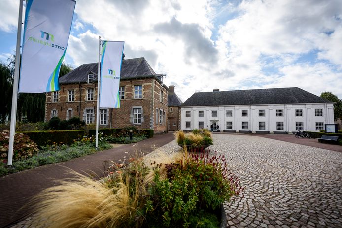 Tijdelijke opvang voor 100 asielzoekers in oude gemeentehuis van Sint-Oedenrode | Best ...