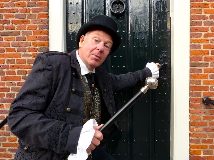 Verhalenverteller Nicolaas houdt theaterwandeling door binnenstad van ...
