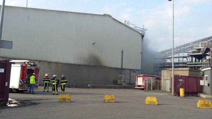 Grote brand in loods ATM industrieterrein Moerdijk: sein brand meester ...