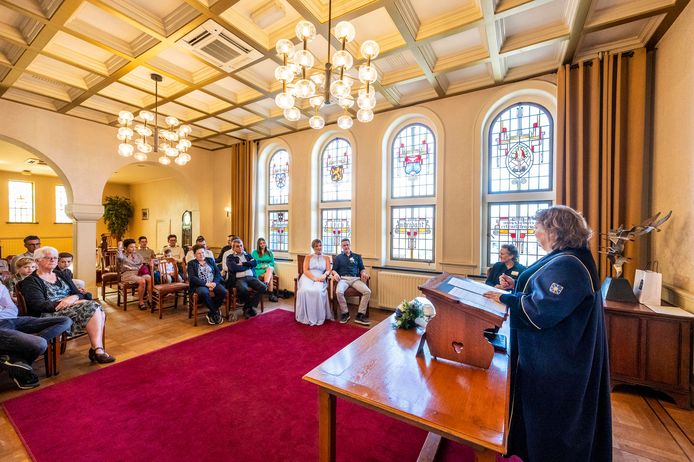 Eerste jawoord van bruidspaar klinkt weer in oude trouwzaal Uden | Uden ...
