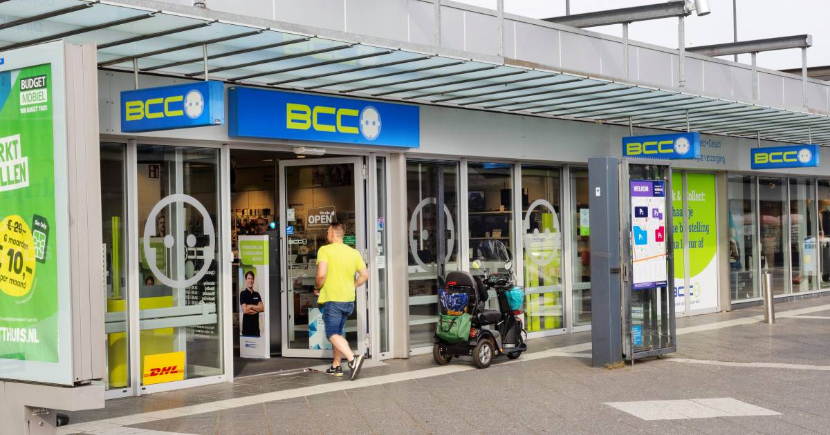 Klanten steken personeel BCC-winkels een hart onder de riem met taart ...