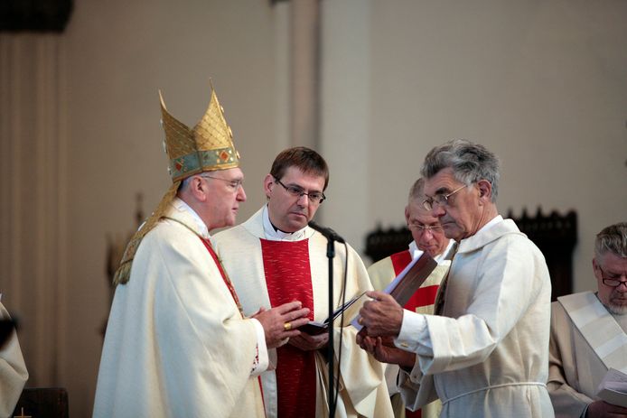 Plebaan Blom ziek, bisschop Hurkmans vervanger vieringen in Sint-Jan | Den Bosch, Vught | bd.nl