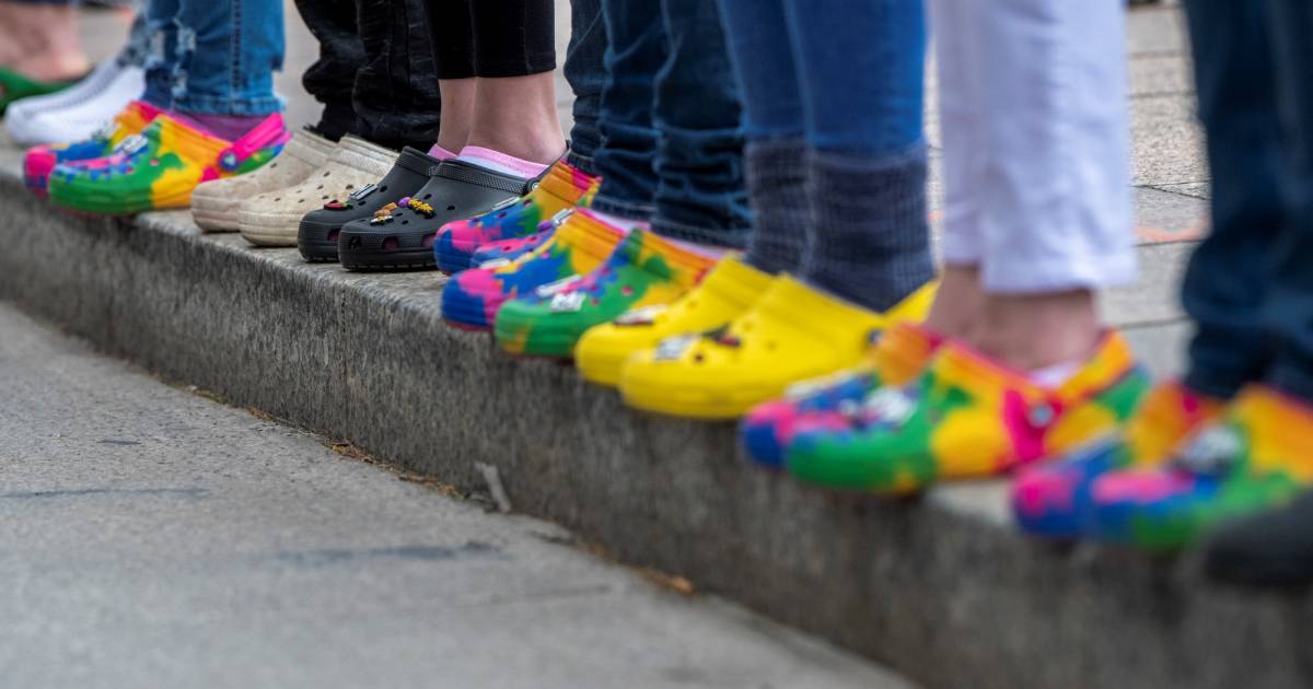 Crocs maken comeback: nog nooit zoveel ‘klompen met gaatjes’ verkocht ...
