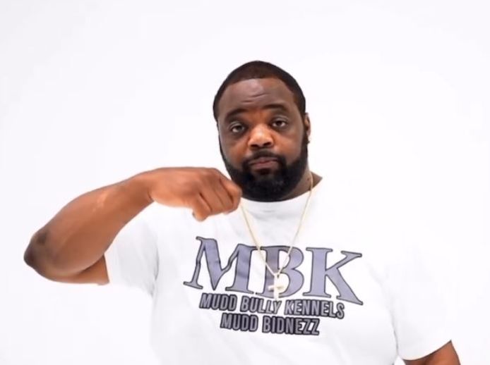 Amerikaanse rapper Big Pokey zakt plots in elkaar tijdens optreden en ...