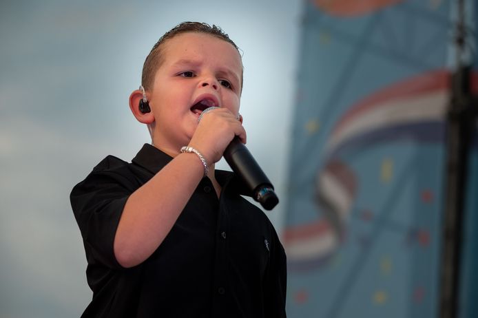 Zoon (8) van bekende volkszanger steelt show tijdens Breda in Concert ...