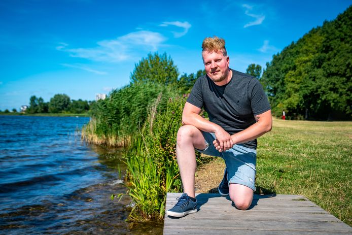 Matthijs (30) te grazen genomen door zwerm ‘bijtvliegjes’: ‘Je zag geen ...