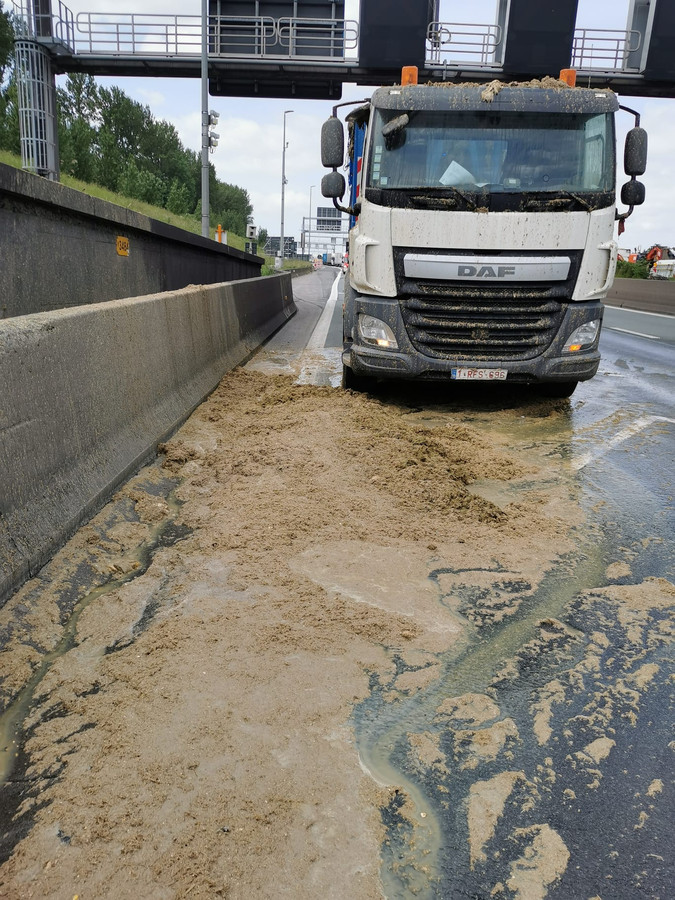 Drie rijstroken aan Kennedytunnel tijdlang versperd door vrachtwagen ... Drie rijstroken aan Kennedytunnel tijdlang versperd door vrachtwagen ...