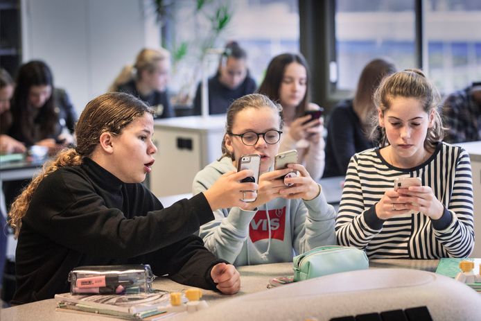 Geen mobieltje in de klas of zelfs niet tijdens de pauze, scholen steeds strenger: ‘Leerlingen ...