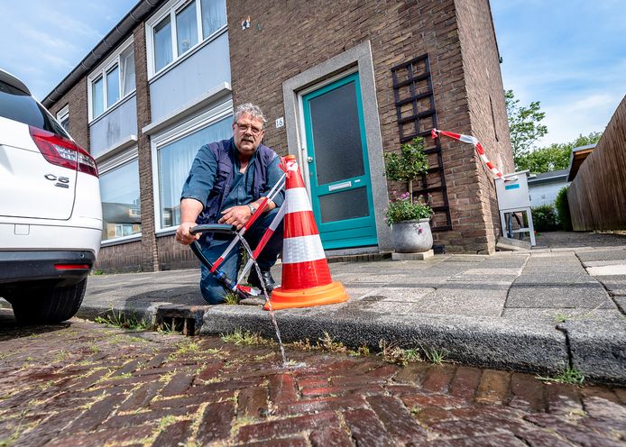 ‘Er wordt ons opgedragen zuinig te zijn met water en dan loopt het hier ...