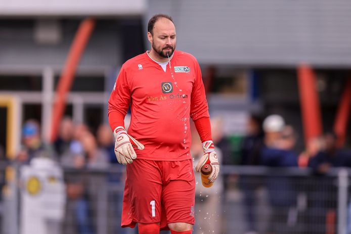 Scheidsrechter in de file en kelderklasser krijgt vier rode kaarten ...