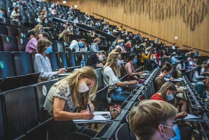 Studenten UGent die te veel last hebben van hun boosterprik, mogen ...