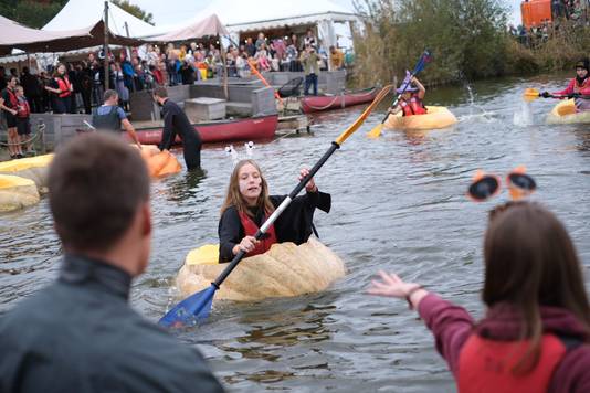 HERBELEEF. Enkele duizenden bezoekers voor Pompoenregatta met 65 ...