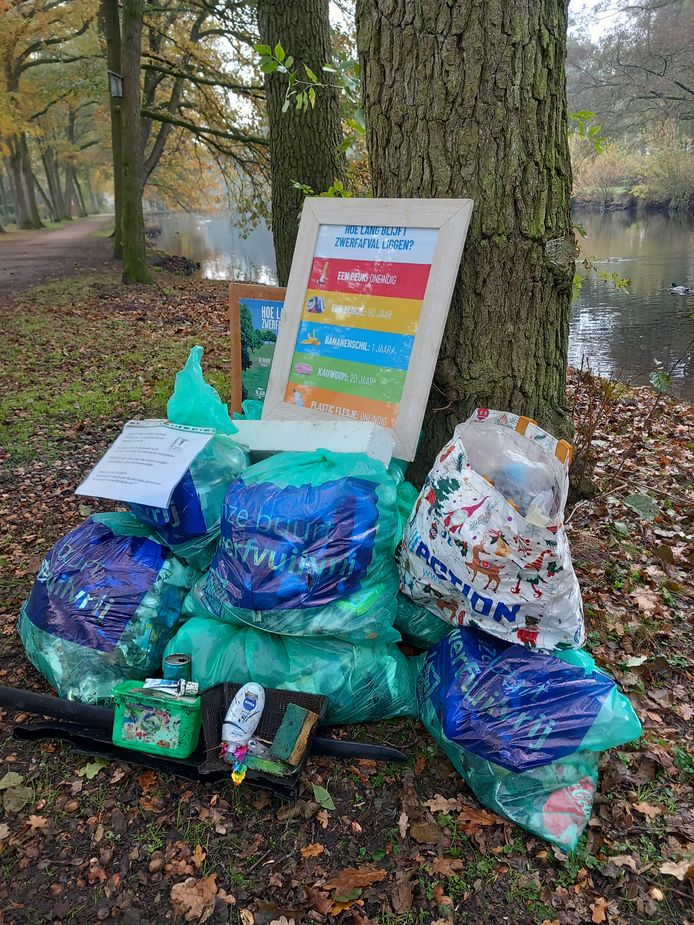 Zoveel rotzooi ligt er langs de weg in Vriezenveen: ‘Laatst vonden we ...