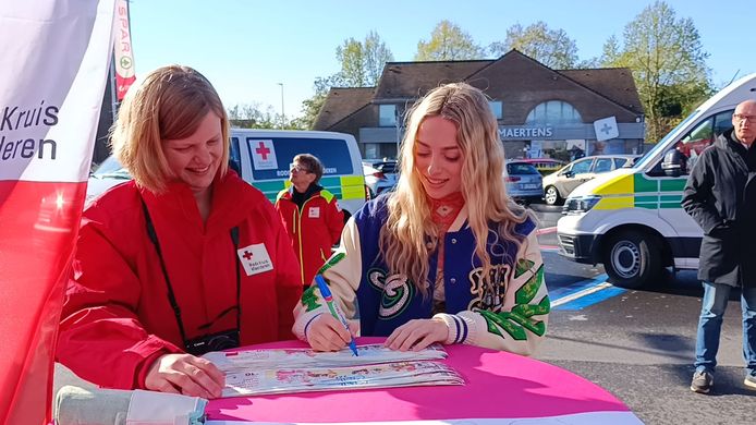 Camille geeft startschot van tweede pleisterverkoop Rode Kruis in Wevelgem | Wevelgem | hln.be