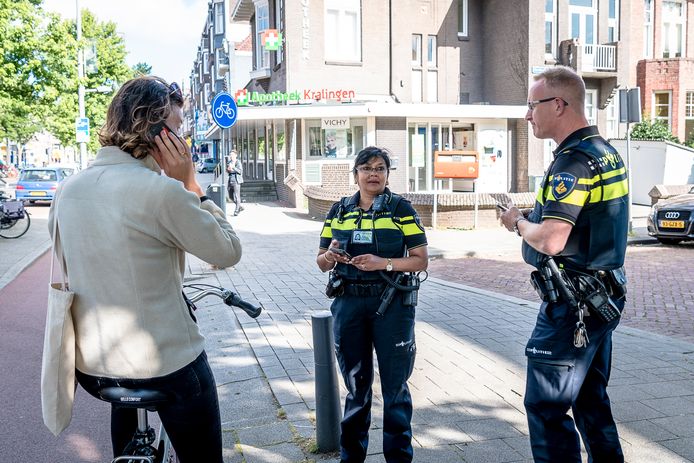 Dik 50 fietsers op de bon geslingerd in Zwolle voor vasthouden mobiel ...