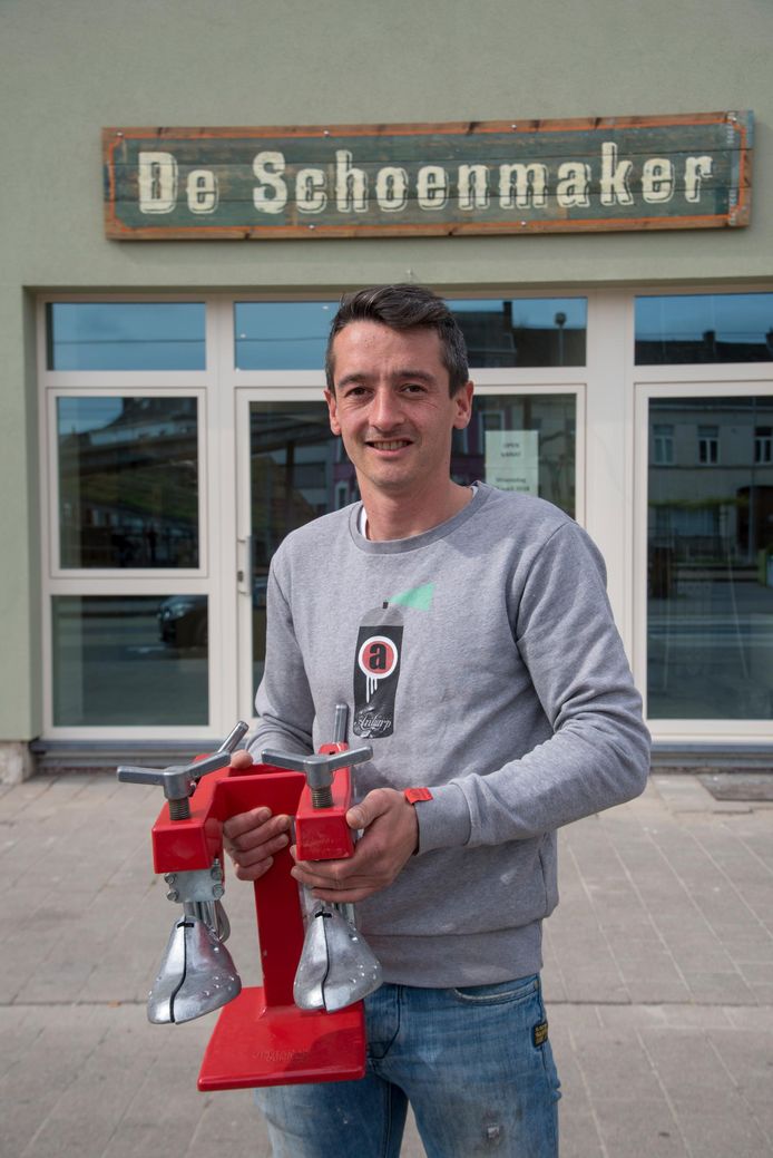 De Schoenmaker plaatst leest op Stationsplein | Wetteren | hln.be