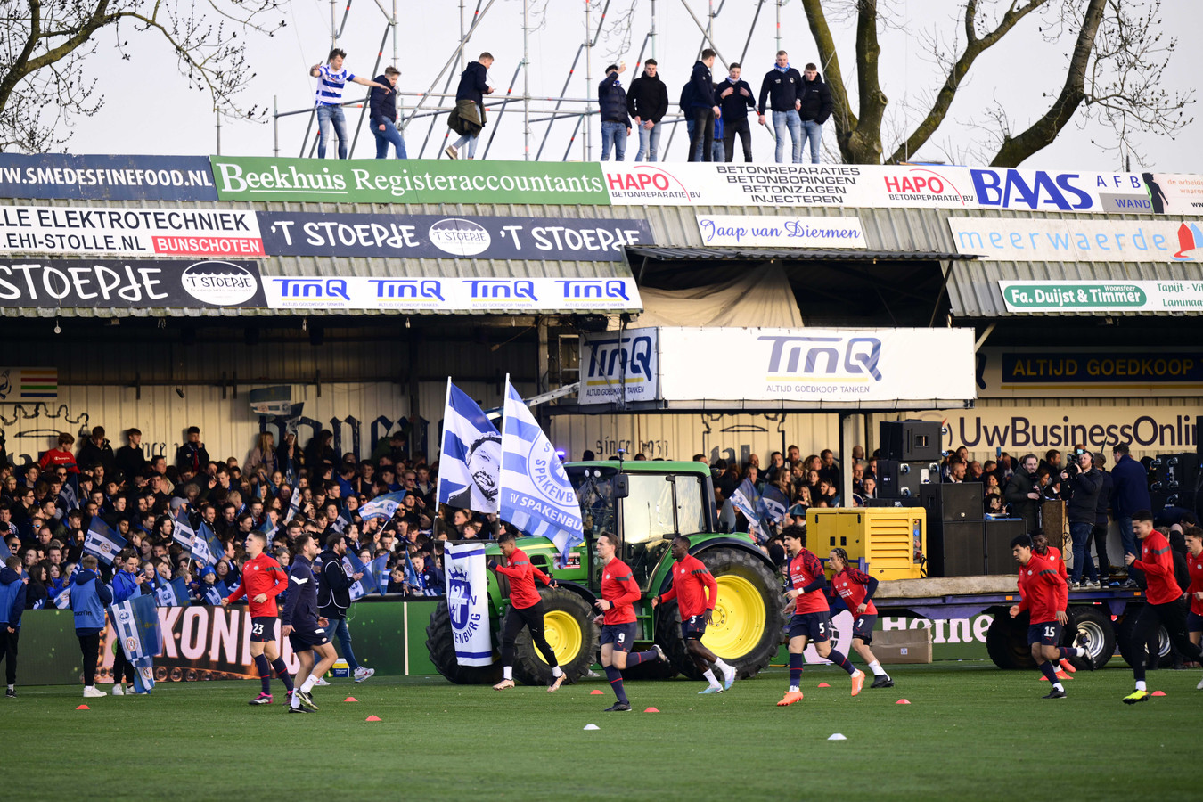 Een trekker op het veld, een bomvol sportpark en een wereldgoal: bekijk ... Een trekker op het veld, een bomvol sportpark en een wereldgoal: bekijk ...