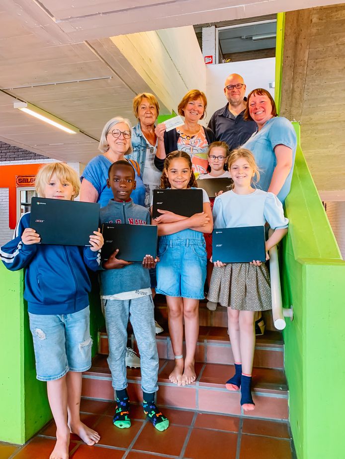 Vooruitziende vrouwen schenken laptops aan leefschool De Letterzee | Koksijde | hln.be