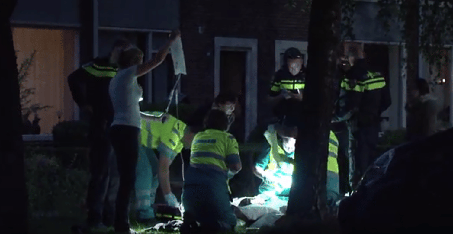 Man steekt zichzelf in brand | Foto | AD.nl Man steekt zichzelf in brand | Foto | AD.nl