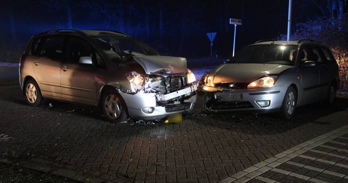 Auto’s botsen frontaal op elkaar in buitengebied Daarle | Hellendoorn | tubantia.nl
