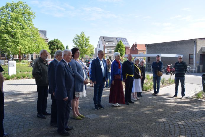 Leden en sympathisanten van de Lintse NSB herdenken einde wereldoorlog ...