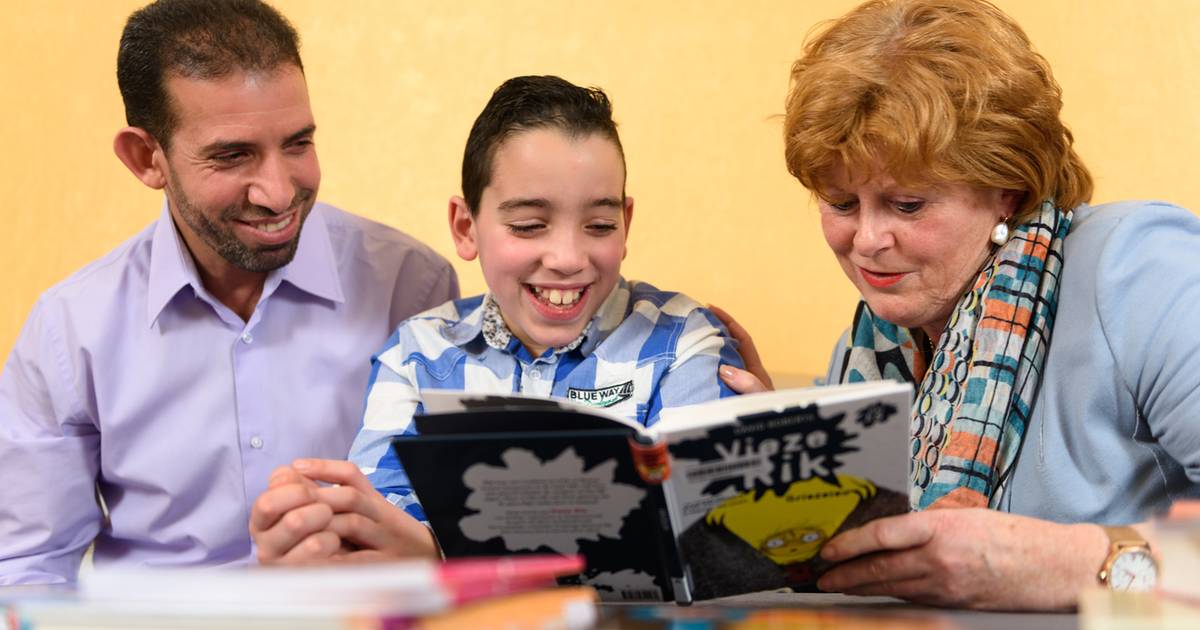 Letishia probeert kinderen met taalachterstand aan het lezen te krijgen ...