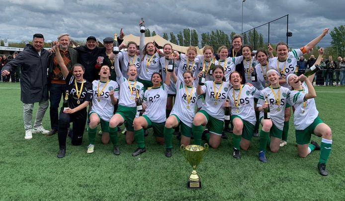 Voetballende vrouwen van OLVE mogen champagnekurken laten knallen na 5 ...