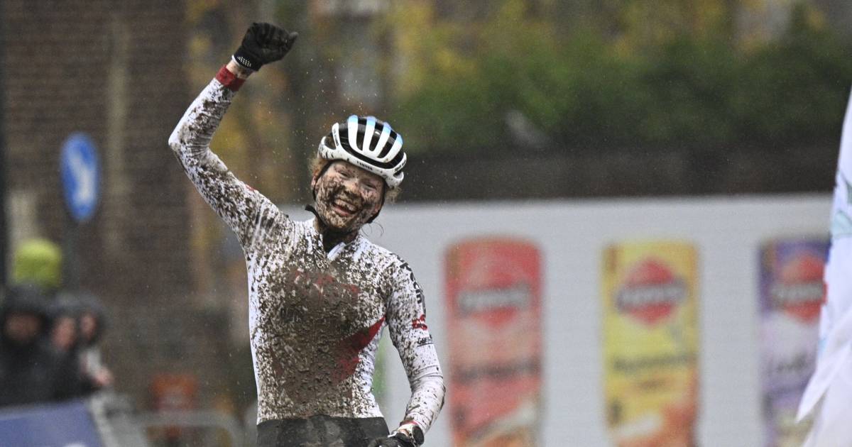 Puck Pieterse imponeert en rijdt met groot machtsvertoon naar zege in wereldbeker | Wielrennen ...