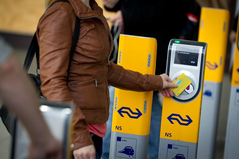 Betalen met bankpas in ov vertraagd: ‘Tegenslag aan de techniekkant’