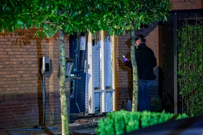 Nadat bom afgaat bij Vlaardingse loodgieter, noteren buren ...