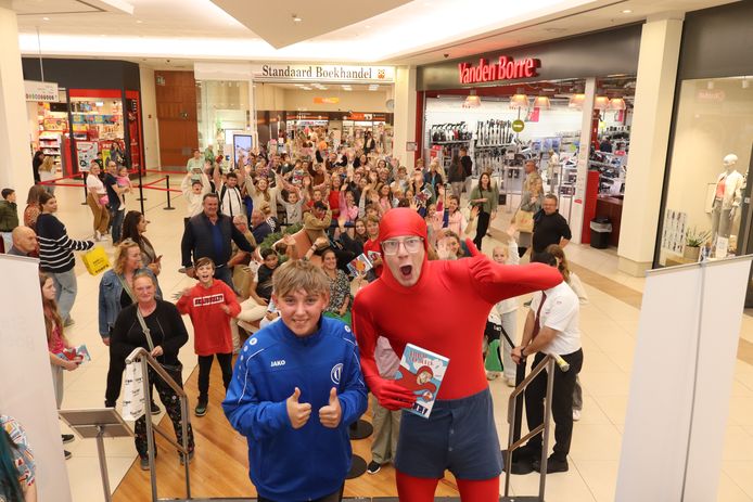 Veel volk voor Timon Verbeeck: meer dan 150 kinderen op de foto met populaire Youtuber | Sint ...