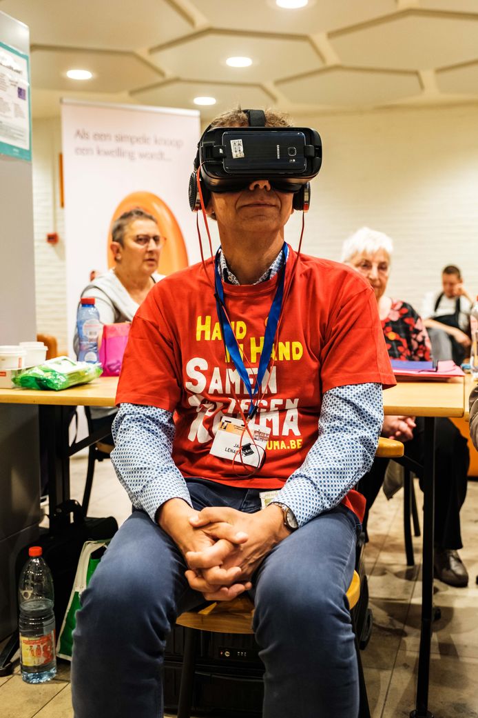 VR-bril geeft Hasselaren inkijk in het leven van reumapatiënt | Hasselt ...