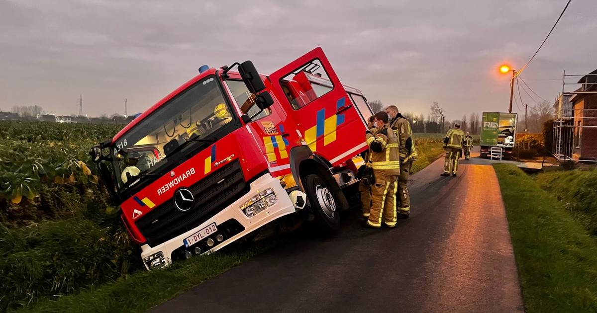 Brandweerwagen sukkelt gracht in tijdens interventie in Kuurne: “Geef ...