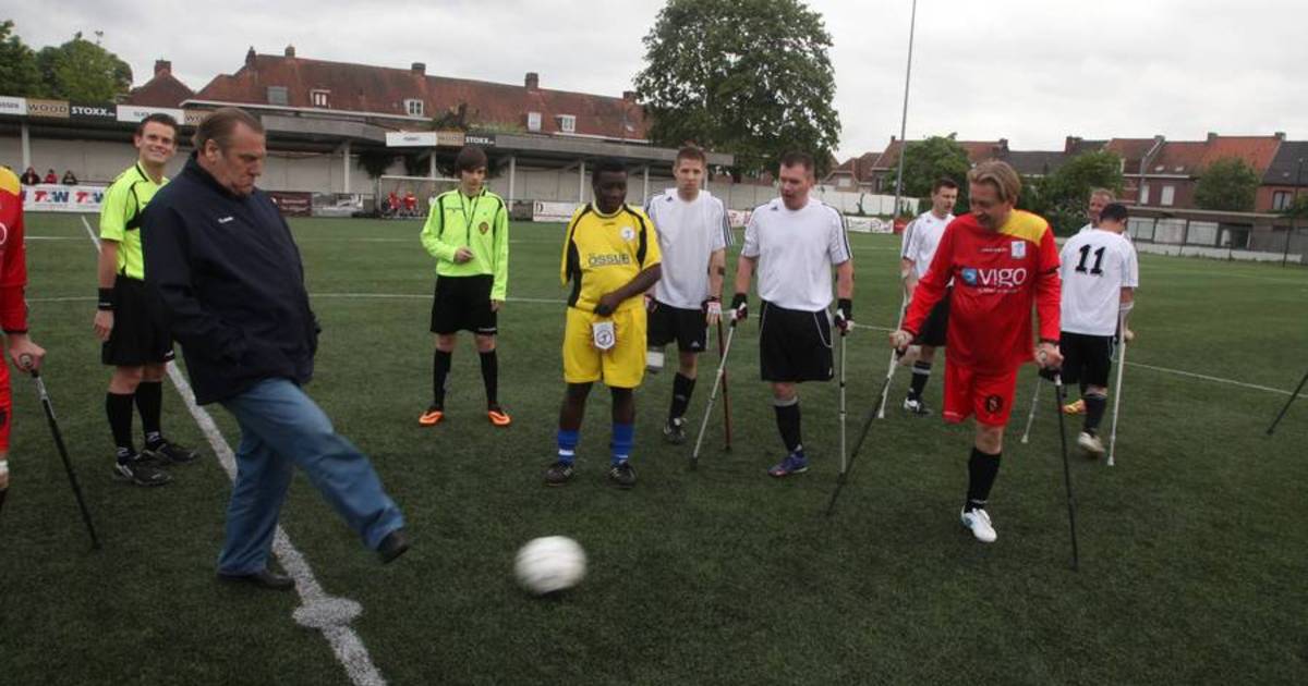 Johan Boskamp geeft aftrap voetbal op krukken | Kortrijk | hln.be